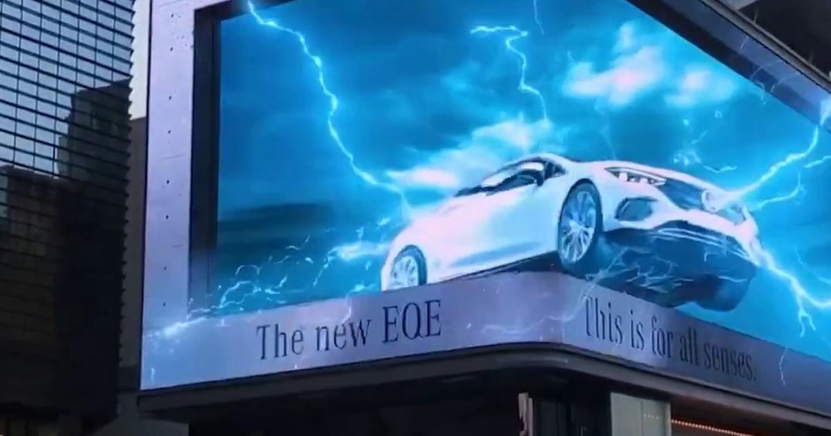 3D Billboard Mercedes-Benz Car Moves with Electric Charge