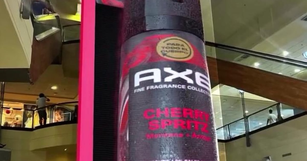 3D Axe Bottle Rotates as Banner Rolls