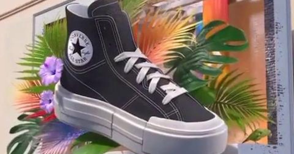 3D Billboard Converse Shoe Changes Color