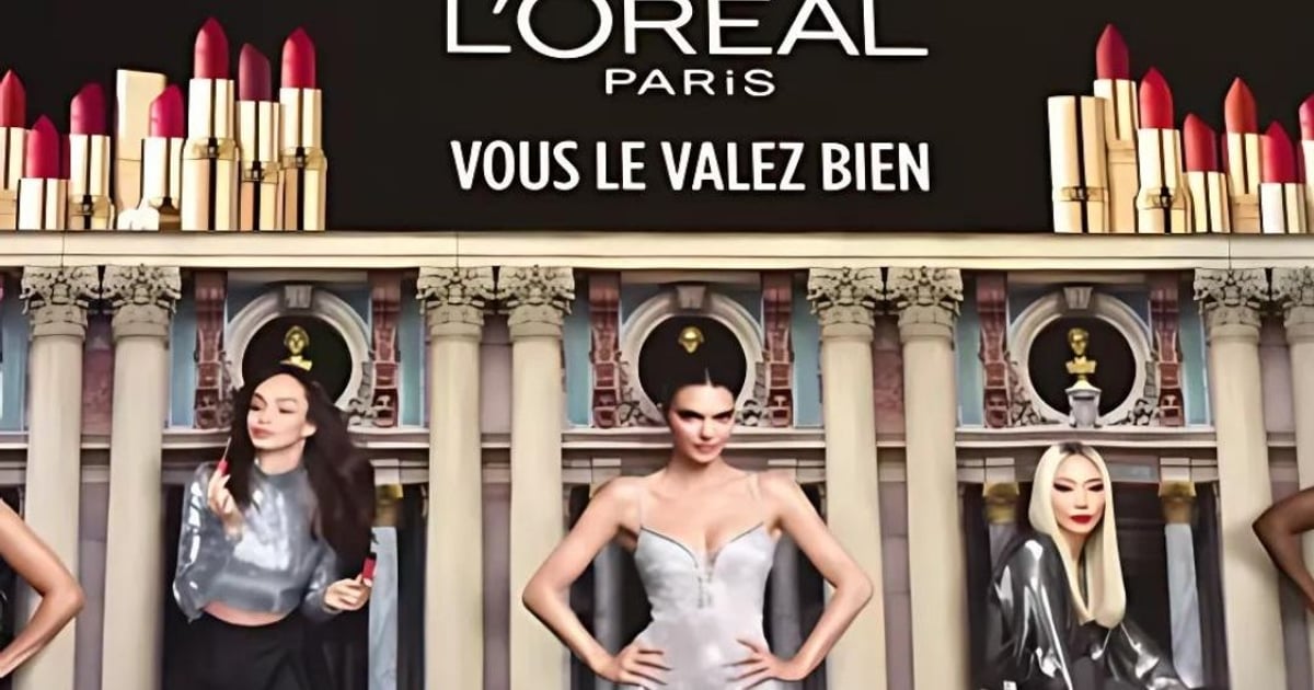 FOOH Ad L'Oréal Moving Billboard Models in Paris