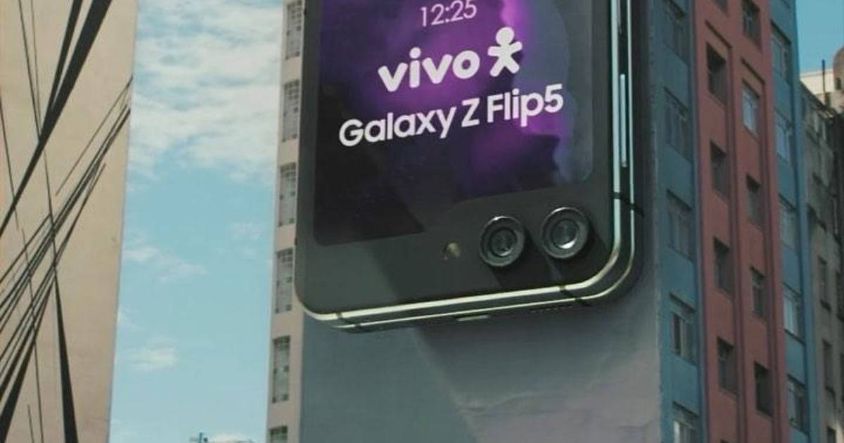 CGI Video Vivo Flip Phone on Building Side Facade