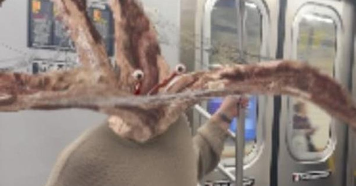 FOOH Ad Netflix Parasyte Enter Man’s Ear on Subway