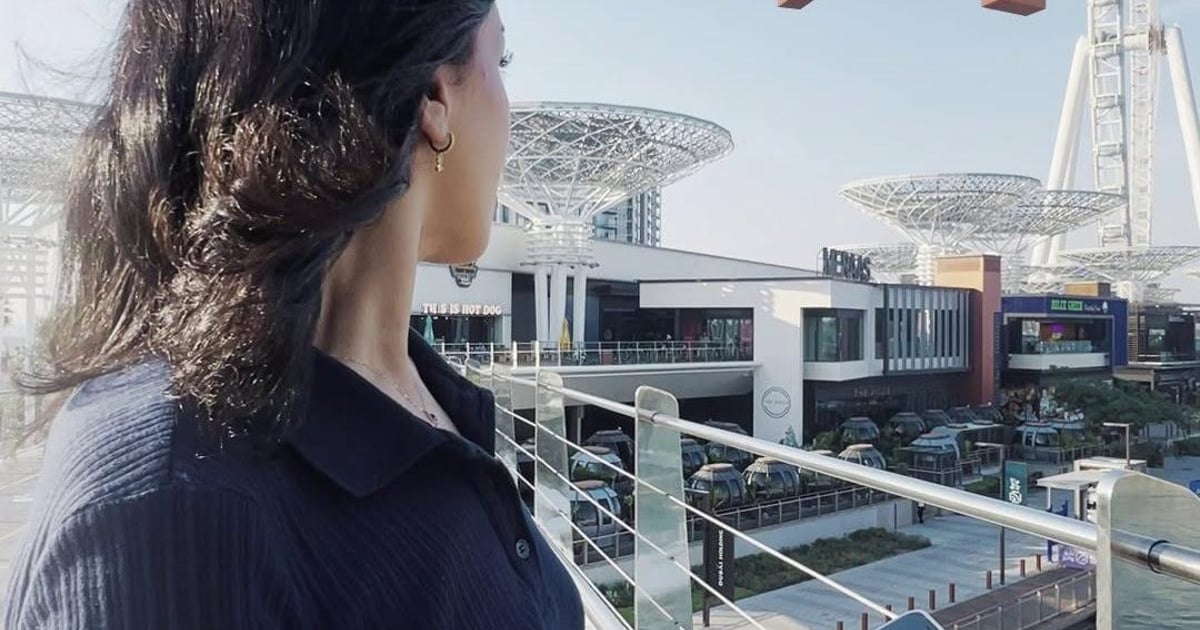 CGI Video Mall of the Emirates Boxes Carried by Parachutes