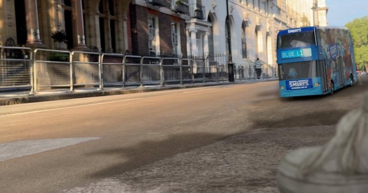 FOOH AdParamount Smurf Bus Heads to Big Ben