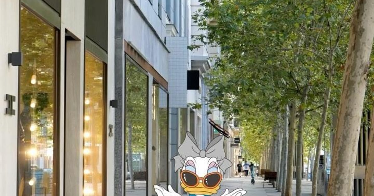 CGI Video Disney Daisy Duck Poses at Urban Street