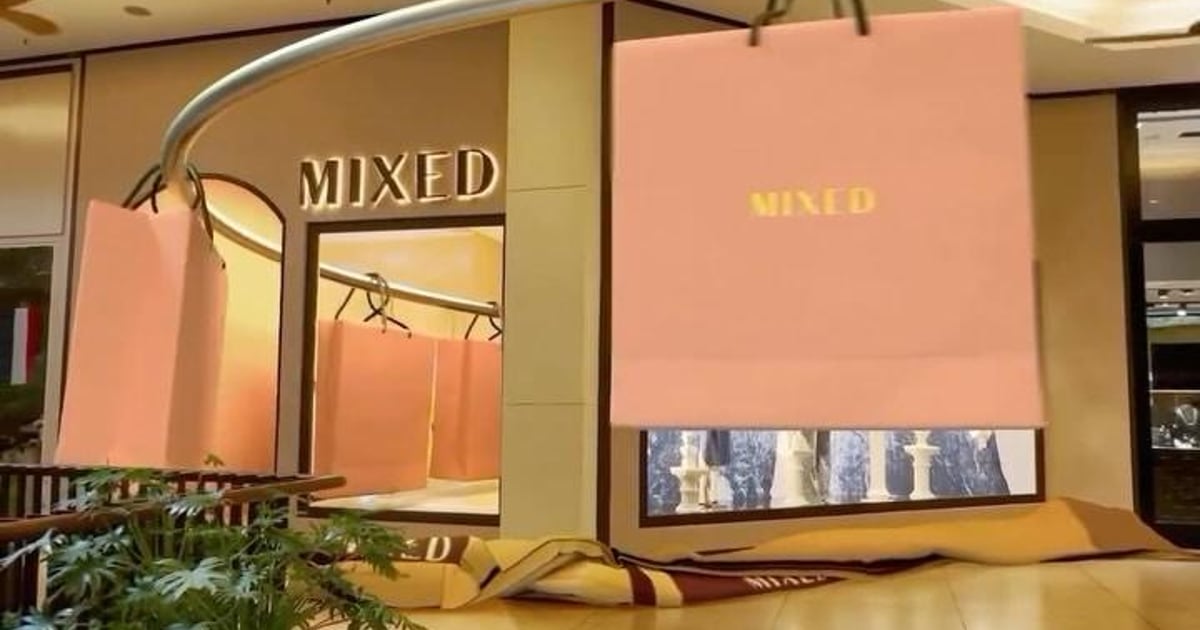 FOOH Ad Mixed Oversized Pink Shopping Bags On Monorail