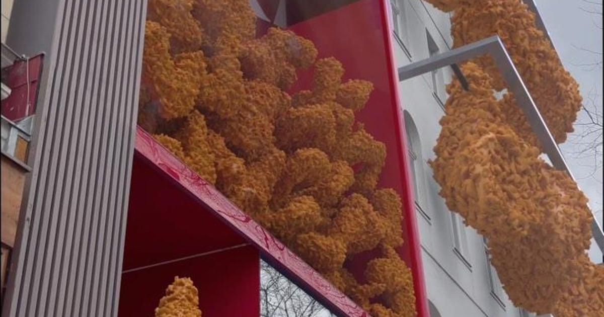 FOOH Ad KFC Giant Fried Chicken Vending Machine on Facade