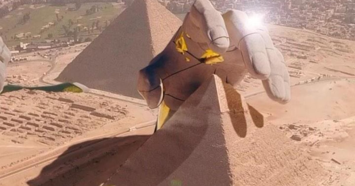 FOOH Ad Russ Giant Hand and Head Statues in Egypt