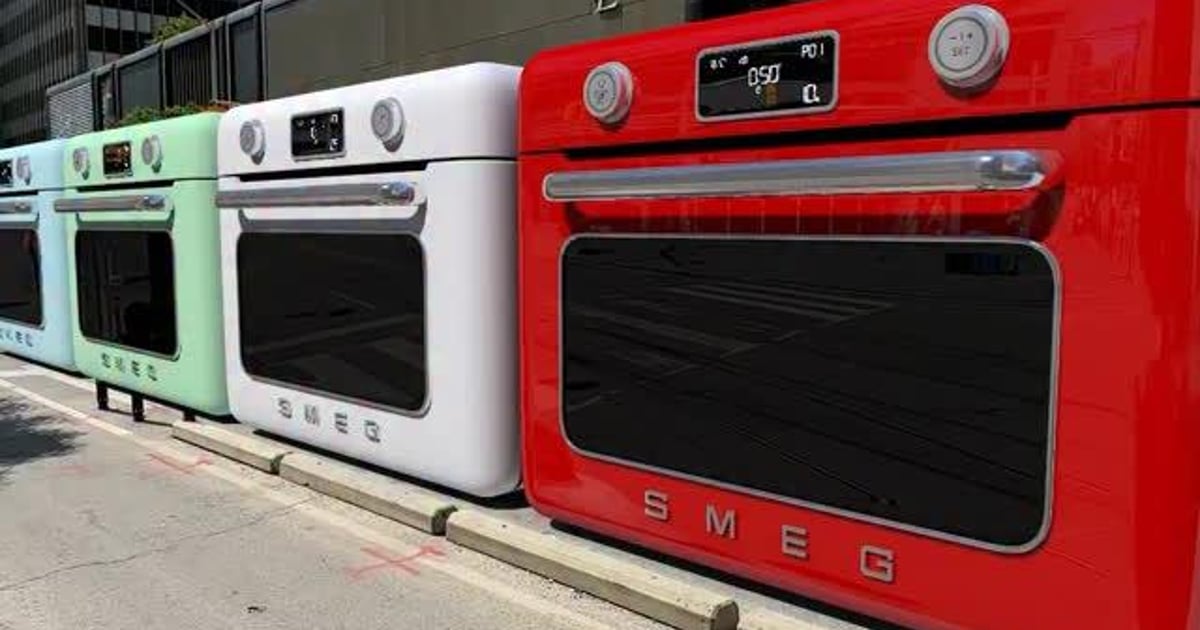 CGI Video Smeg Giant Ovens Move Like a Train