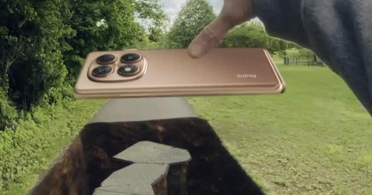 FOOH Ad Xiaomi Giant Phone Bridges Park Path