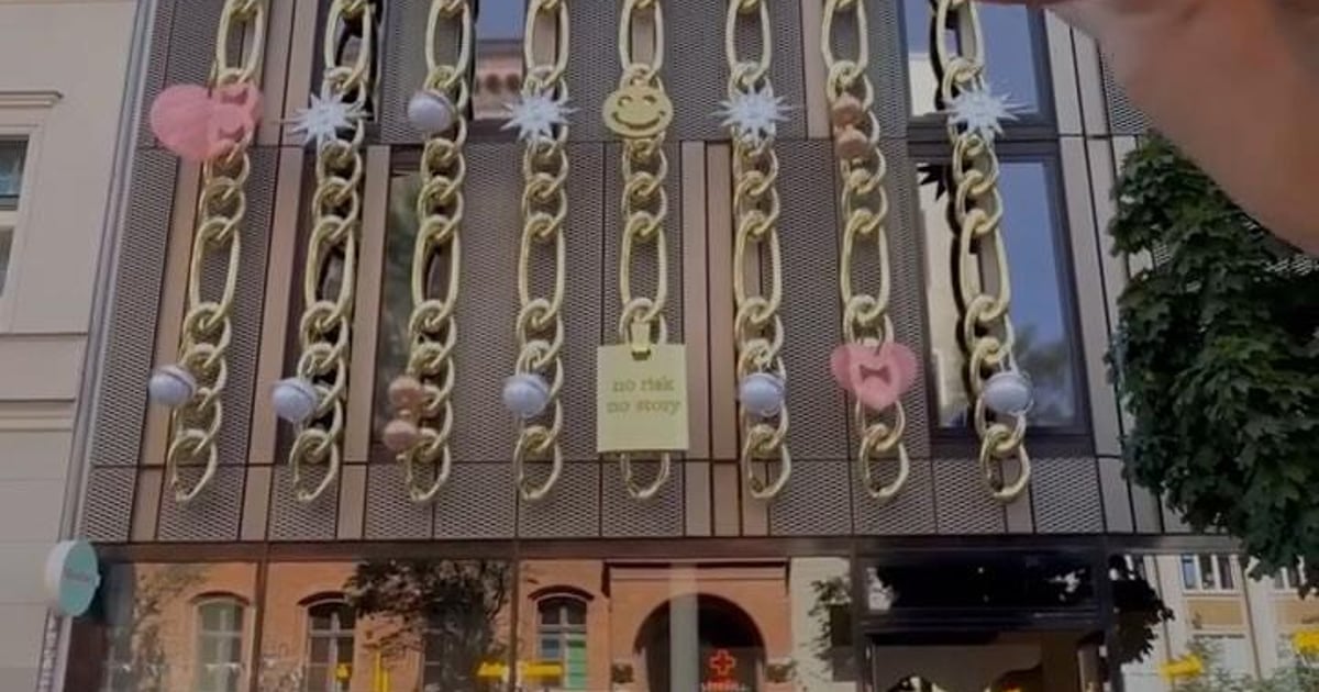 CGI Video Necklays Giant Gold Chains Display on Facade