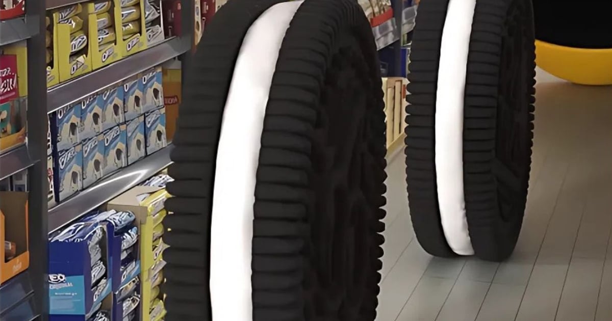 FOOH Ad Oreo Pac-Man Chasing Cookies Inside Grocery Store
