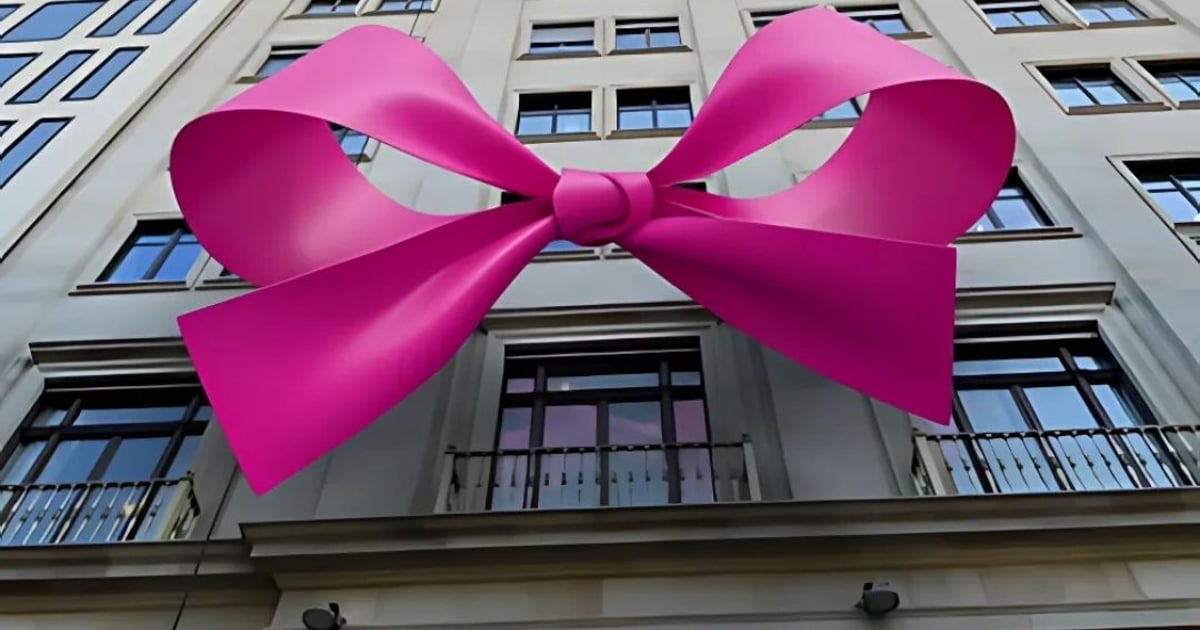 CGI Video Victoria’s Secret Pink Cloth Flying Over the City