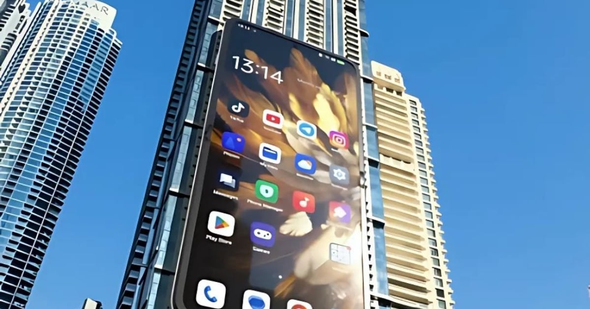CGI Video Oppo Flip Phone Opening on Building Facade